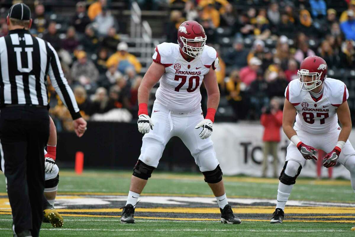 Texans sign 6-foot-10 OT Dan Skipper off Patriots' practice squad