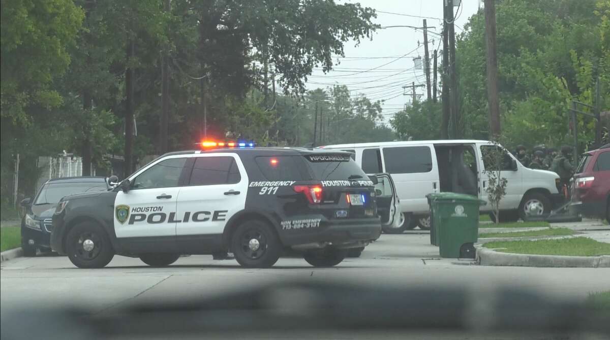 WATCH: Houston narcotics officers raid home in Magnolia Park