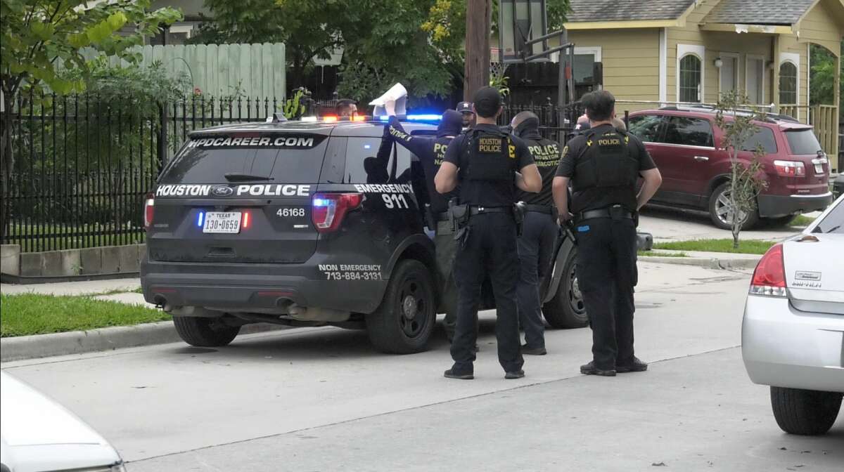 WATCH: Houston narcotics officers raid home in Magnolia Park