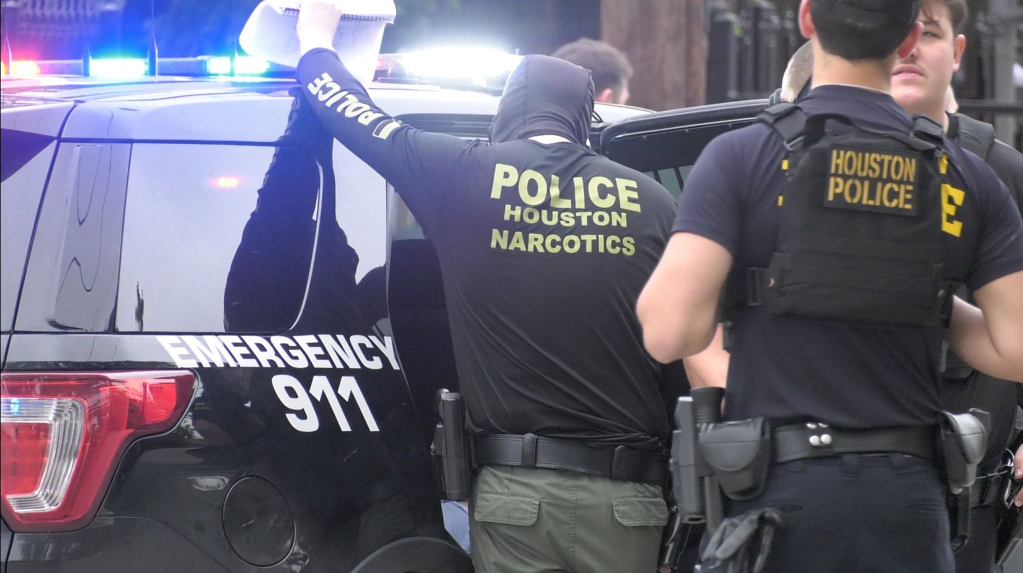 WATCH: Houston narcotics officers raid home in Magnolia Park