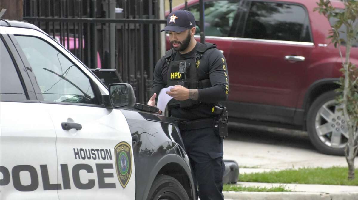 WATCH: Houston narcotics officers raid home in Magnolia Park