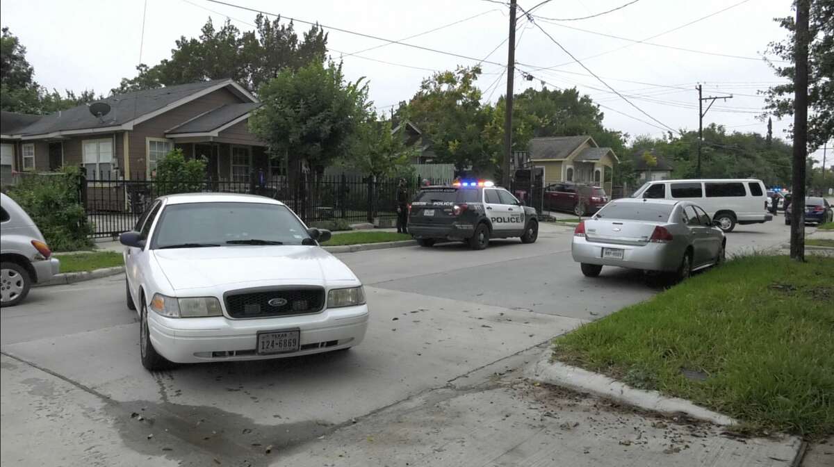 WATCH: Houston narcotics officers raid home in Magnolia Park