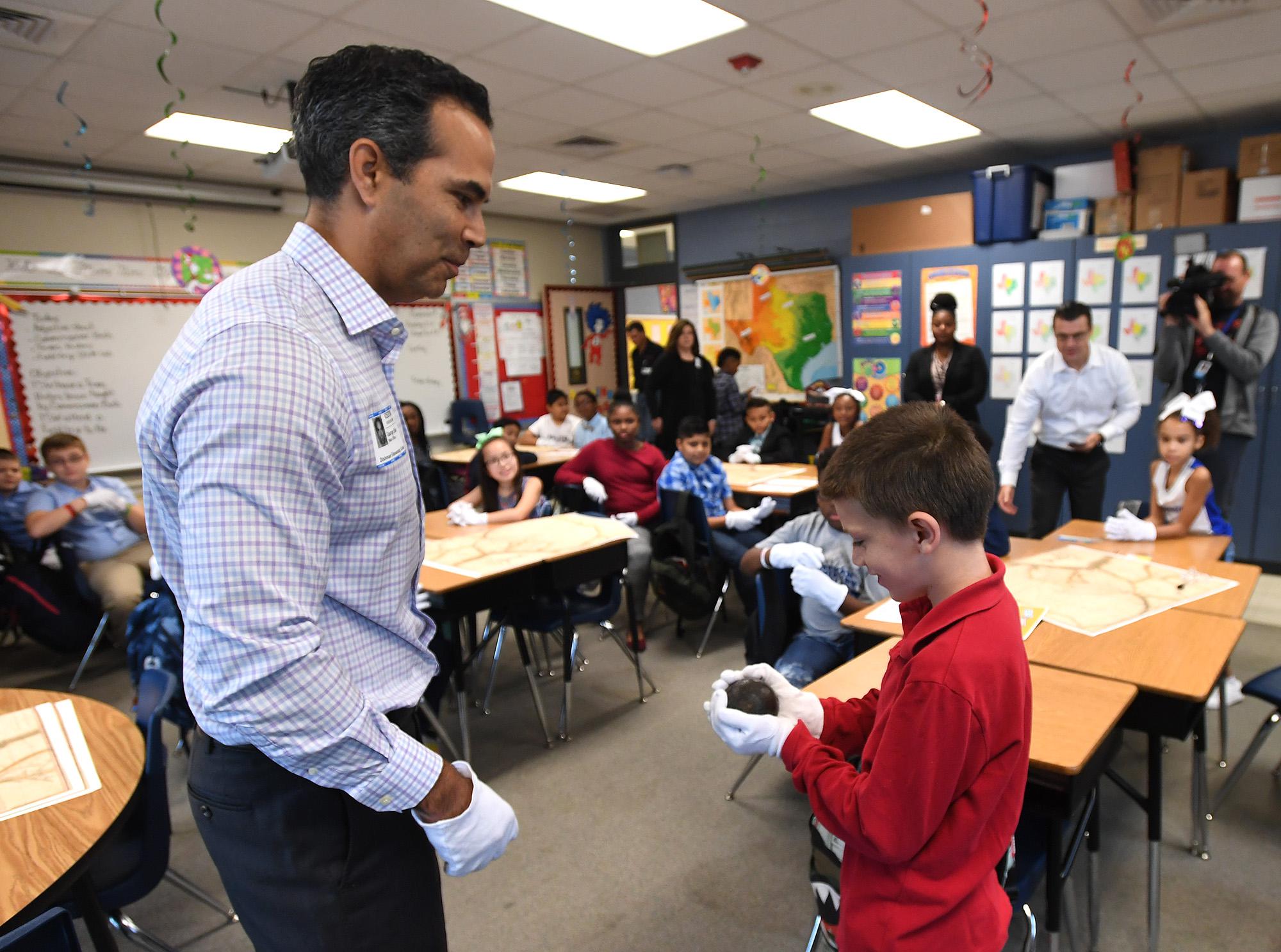 GLO Commissioner brings cannonball, maps to Beaumont classroom