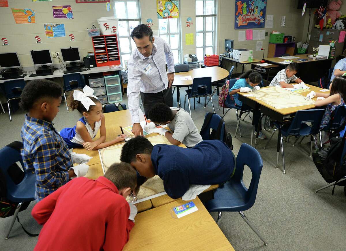 GLO Commissioner brings cannonball, maps to Beaumont classroom
