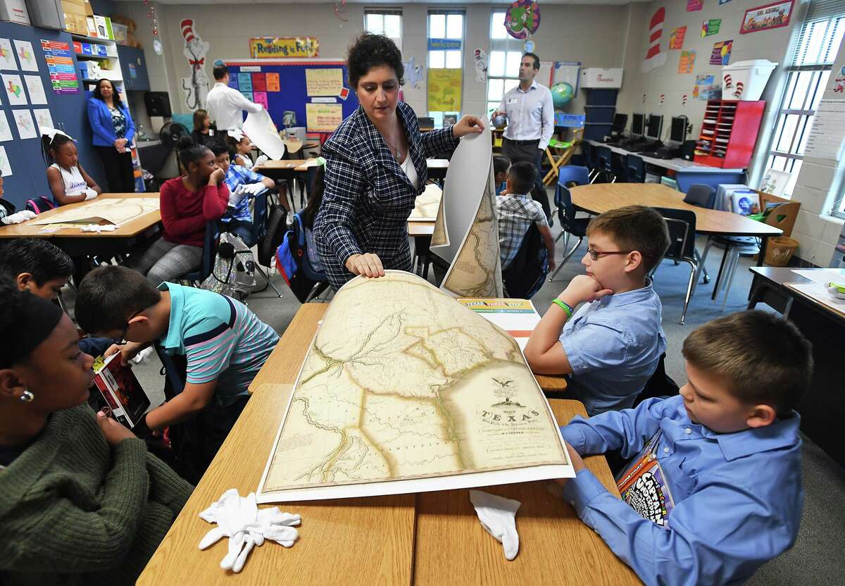 GLO Commissioner brings cannonball, maps to Beaumont classroom