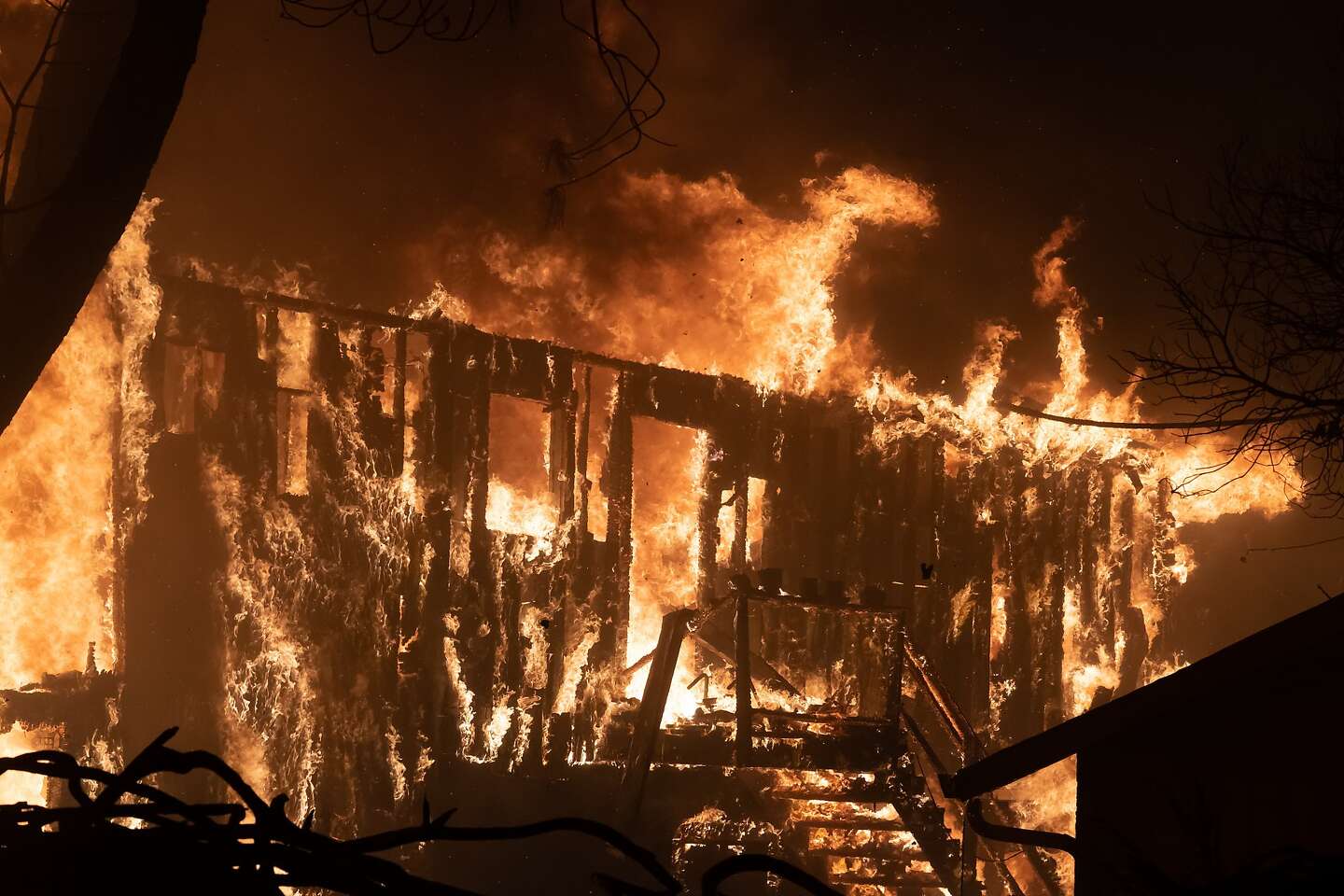 Kincade Fire: Crews gain 5% containment as focus turns to PG&E equipment