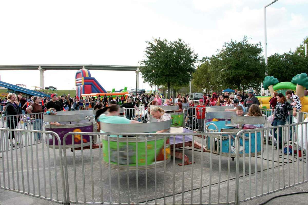 Fall Extravaganza offers carnival rides, costume contest