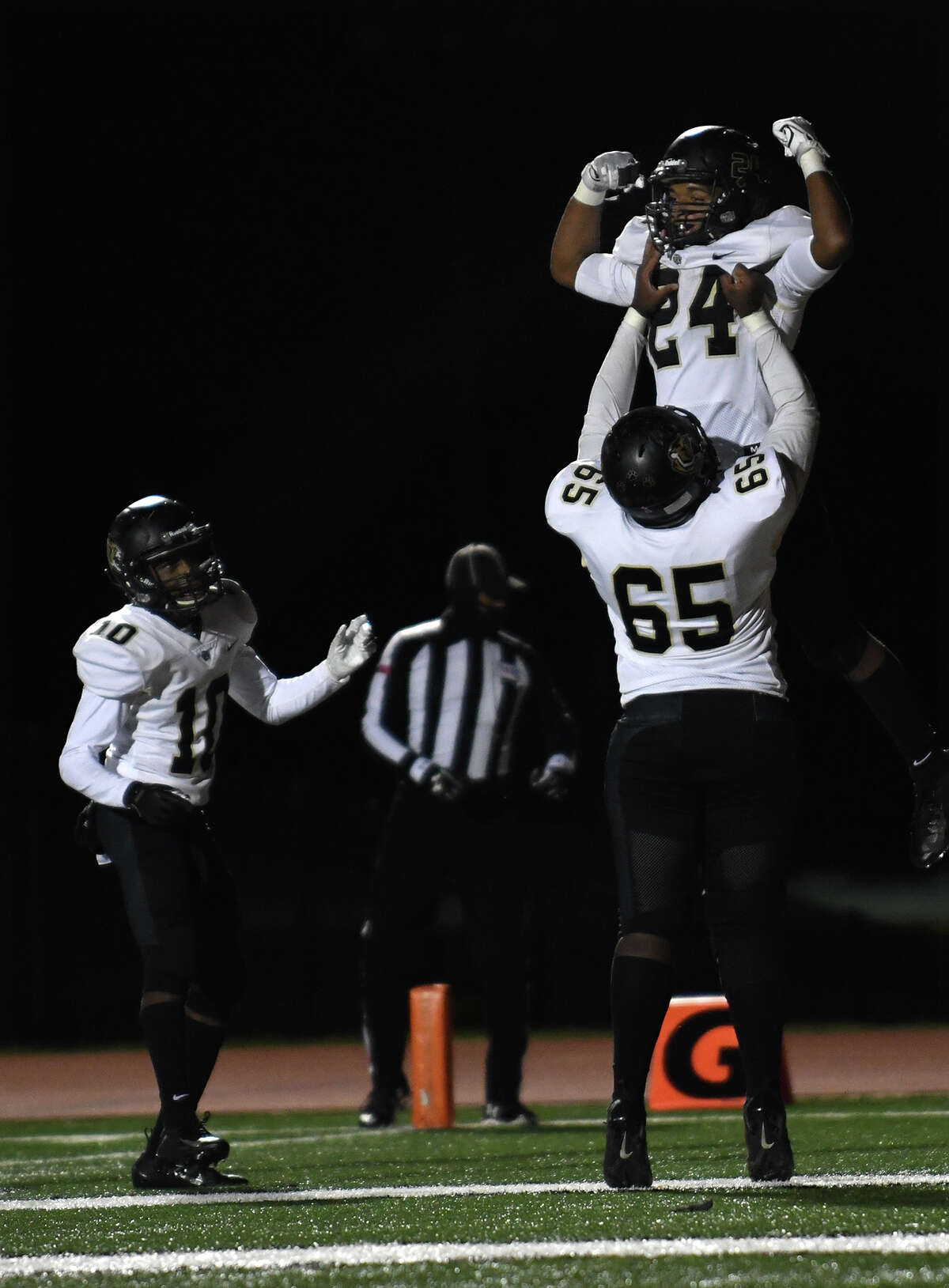 Tomball Memorial squeezes past Cy Park in District 14-6A matchup