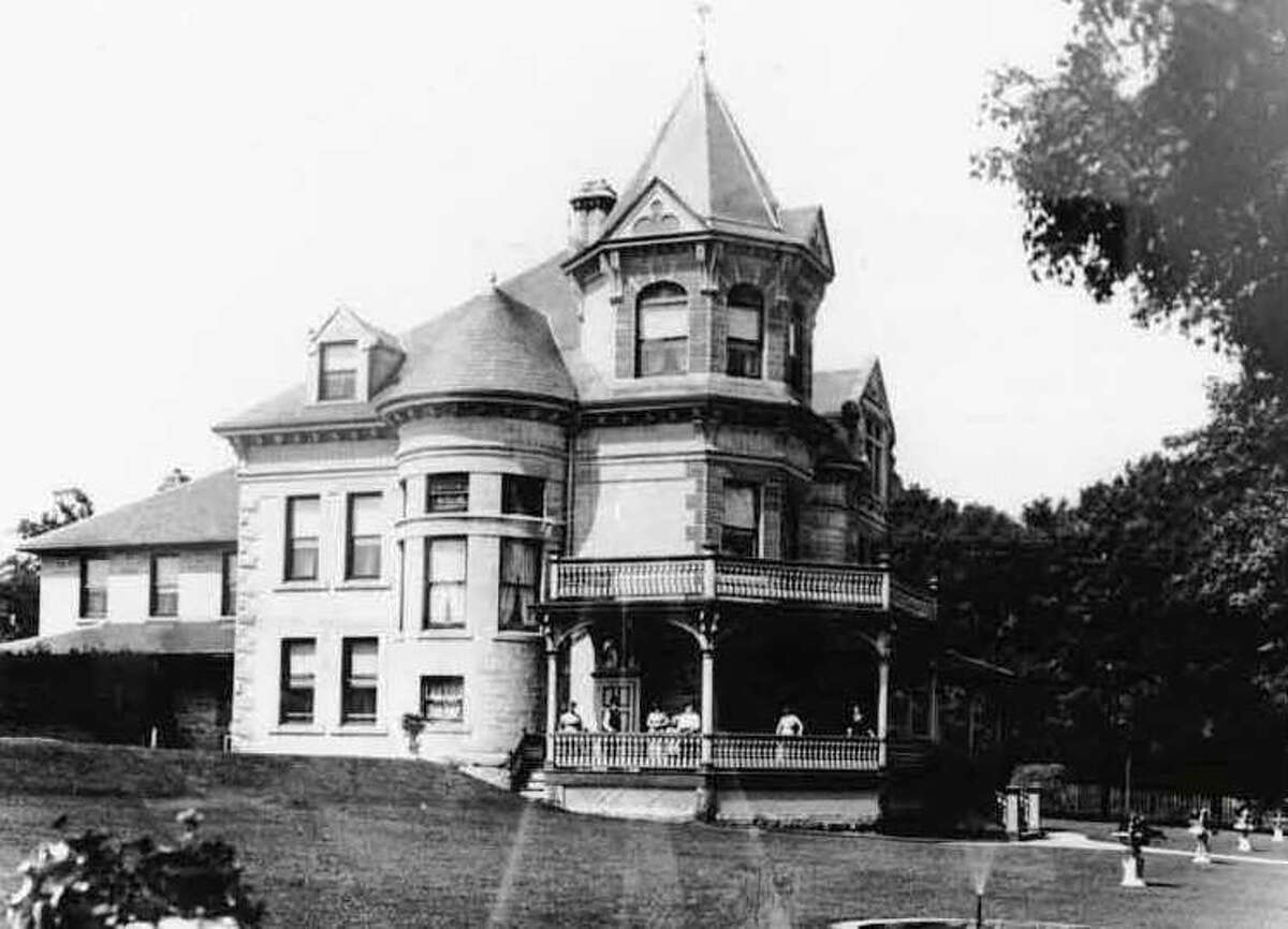 Haunted houses, demons and flickering lights: Houston ghost hunters ...