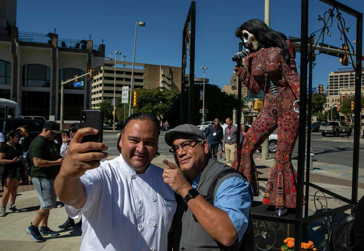 San Antonio’s temporary altar featuring Selena catrina brings Día de ...
