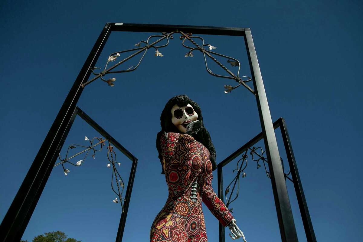 San Antonio’s temporary altar featuring Selena catrina brings Día de ...