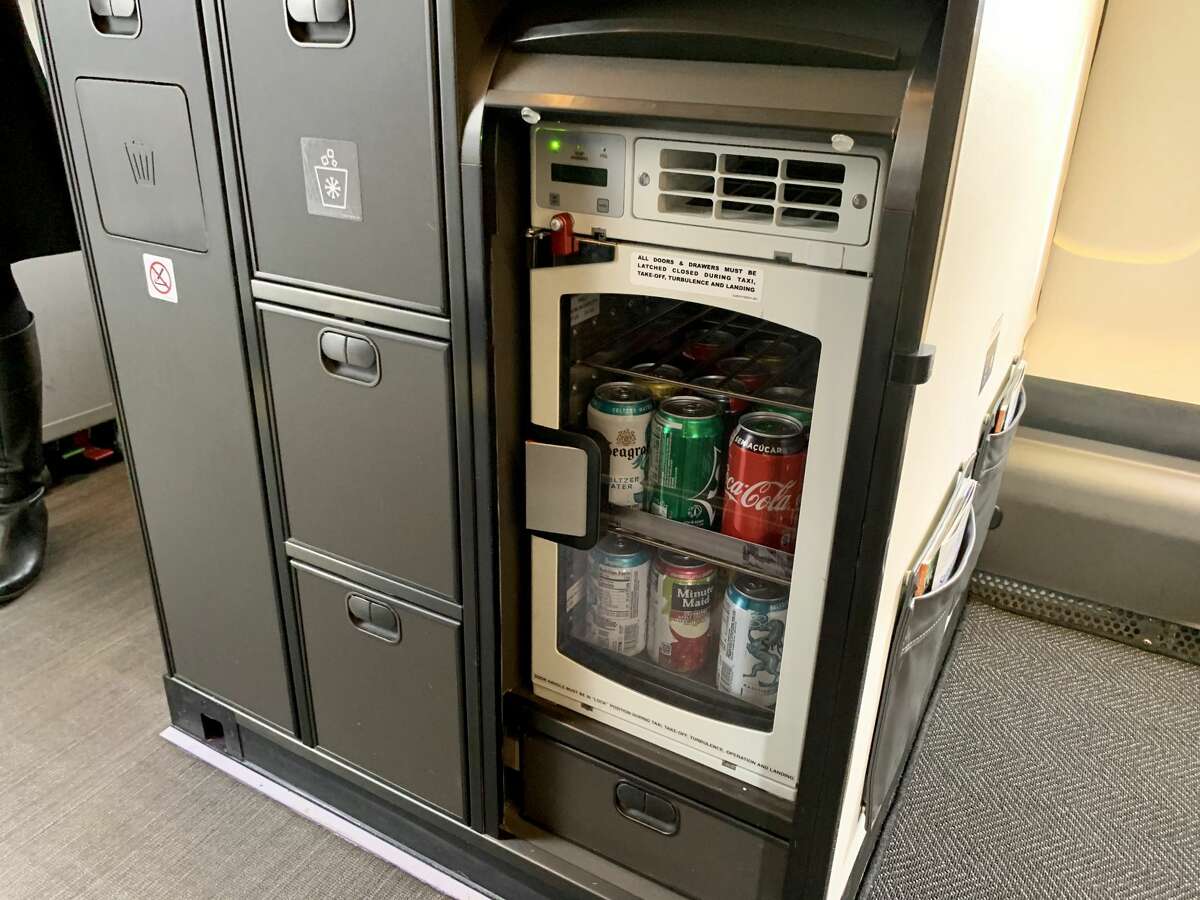 United reboots old jet into something new...and nice [PHOTOS]