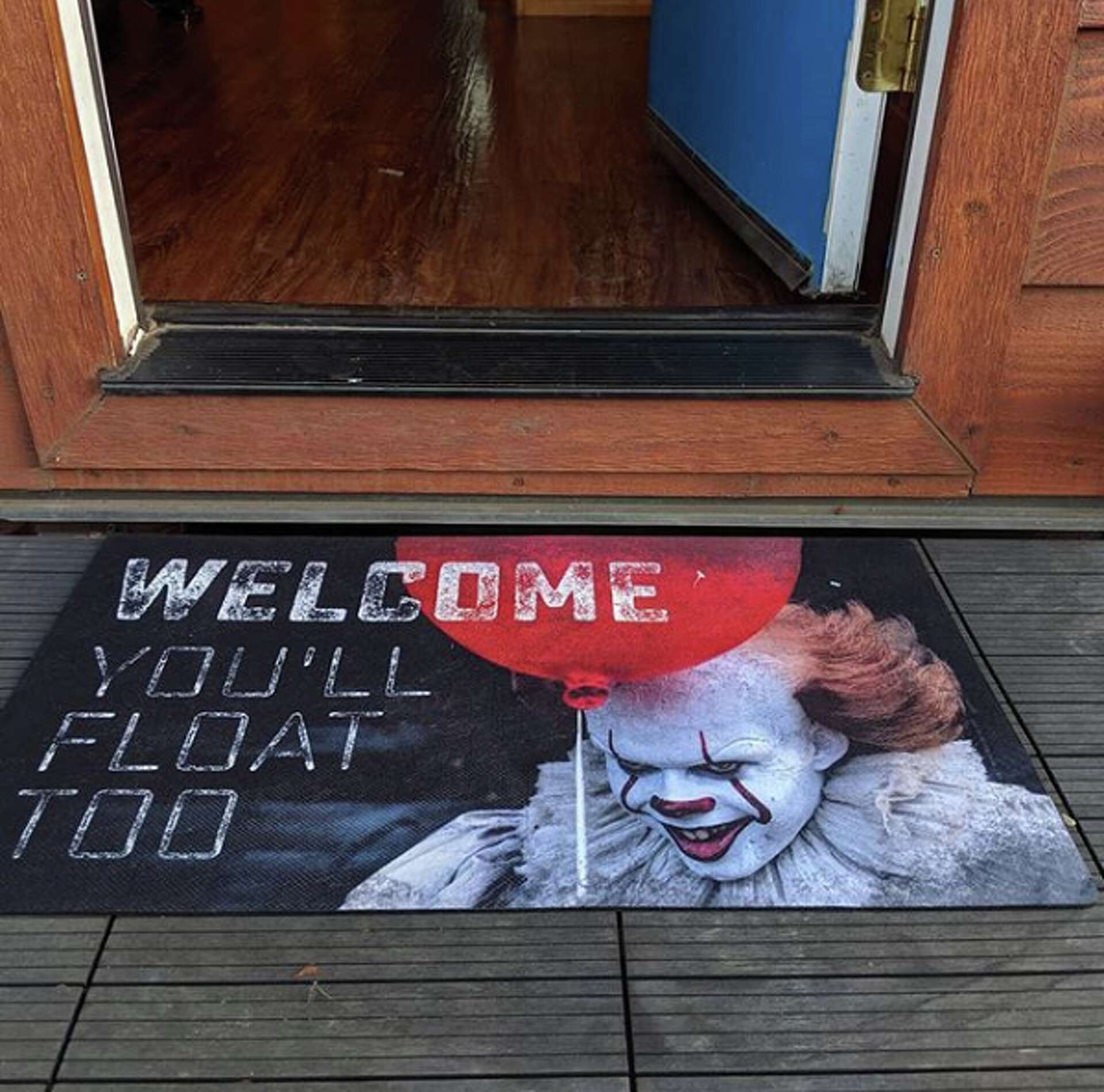 Here's why there's a creepy new Pennywise mural in East Oakland
