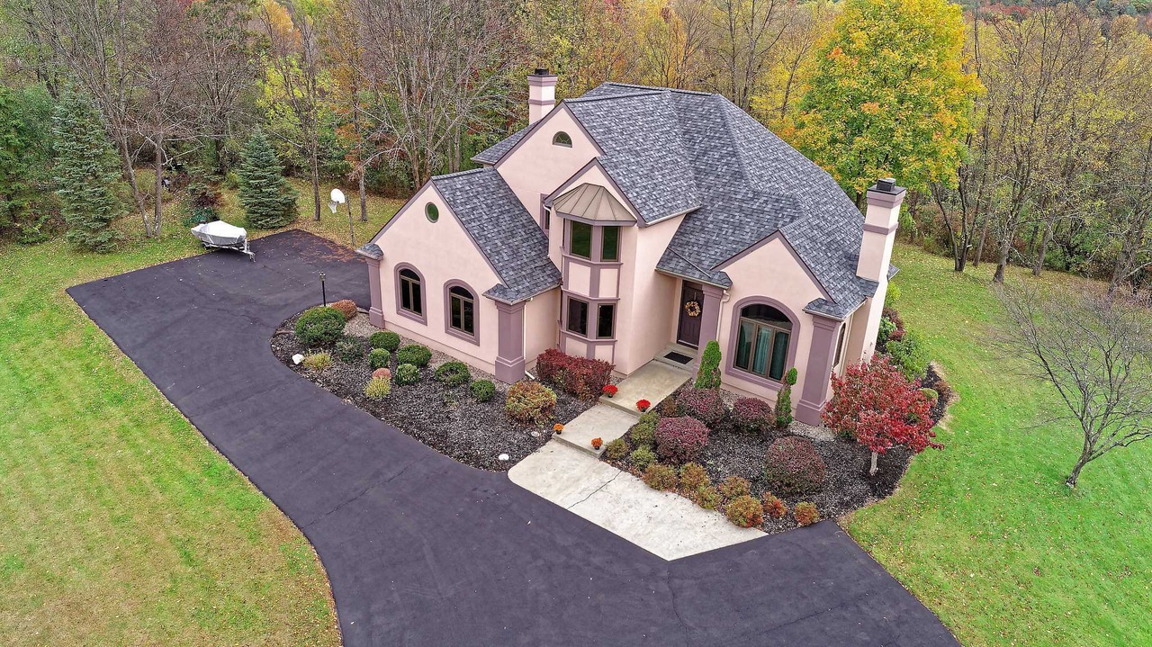 Photos: 4 houses recently listed on the market
