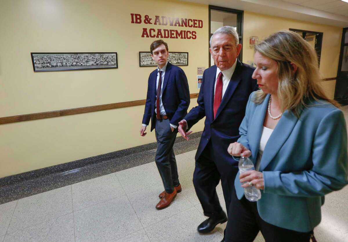 Dan Rather returns to Heights to drop in on alma mater