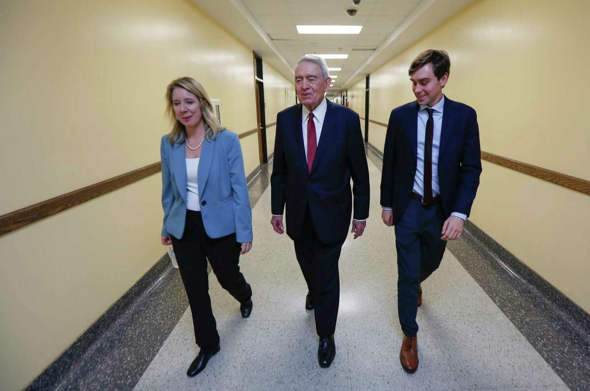 Dan Rather returns to Heights to drop in on alma mater