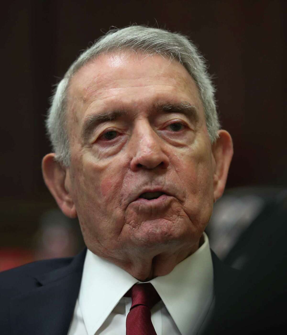 Dan Rather returns to Heights to drop in on alma mater