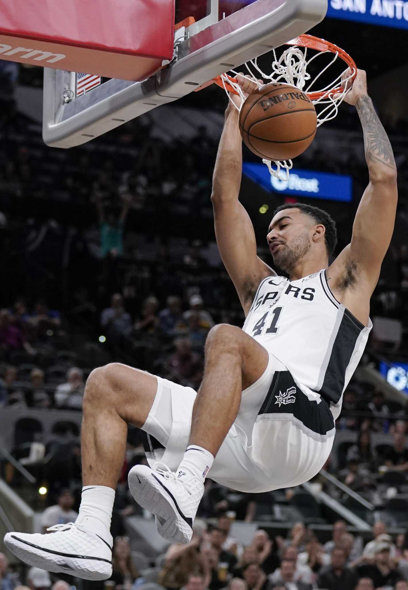 Lyles dutifully crashes boards for Spurs