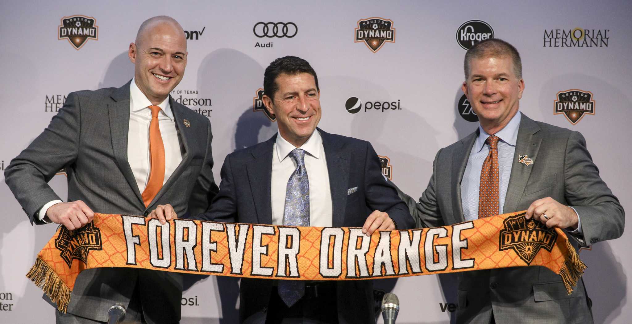 Dynamo introduce new coach Tab Ramos