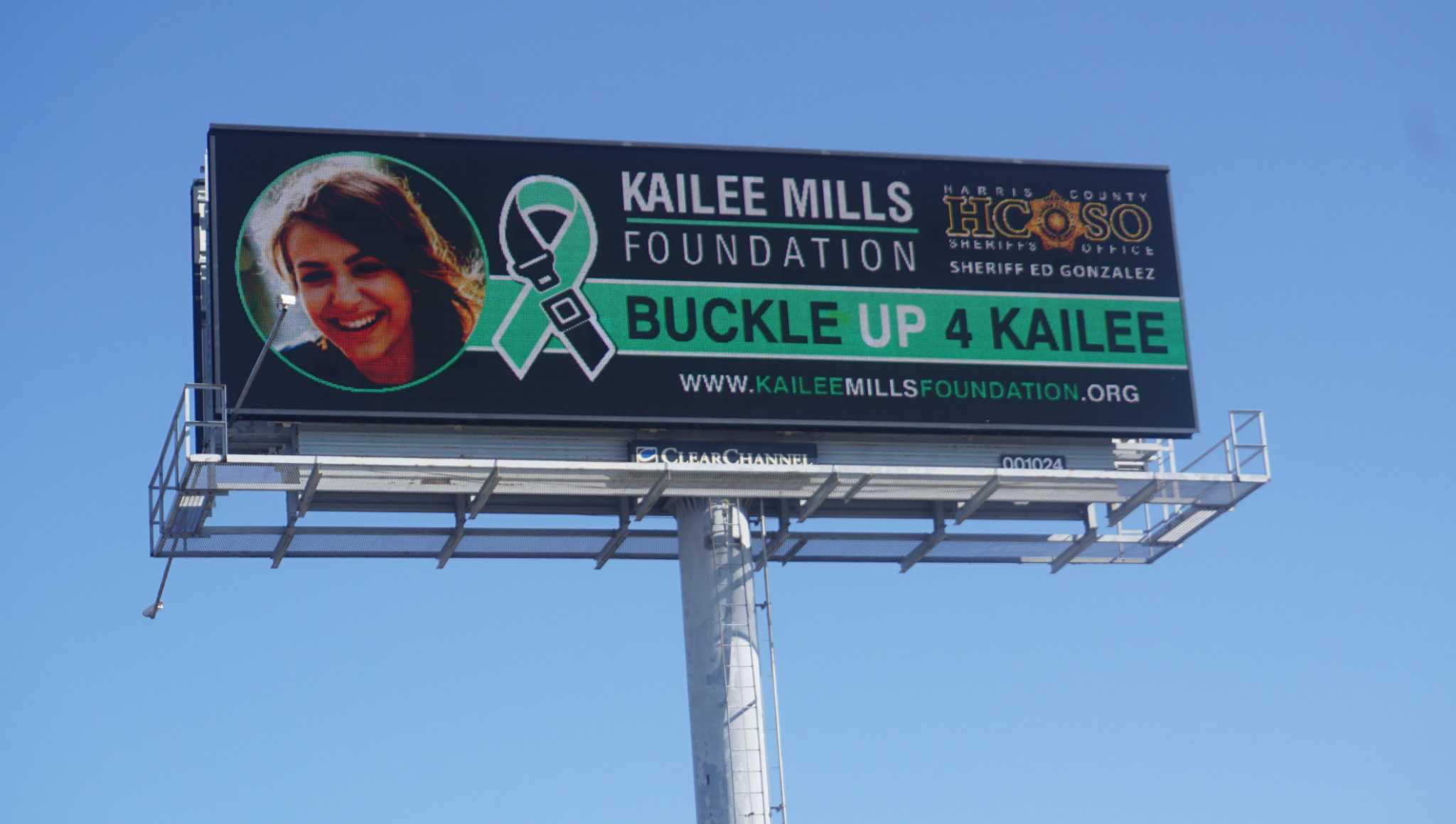 Clear Channel Outdoor reports $215 million loss in 3Q