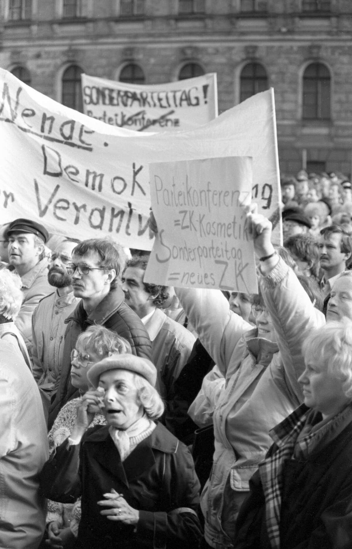 Iconic photos from the night the Berlin Wall fell 30 years ago