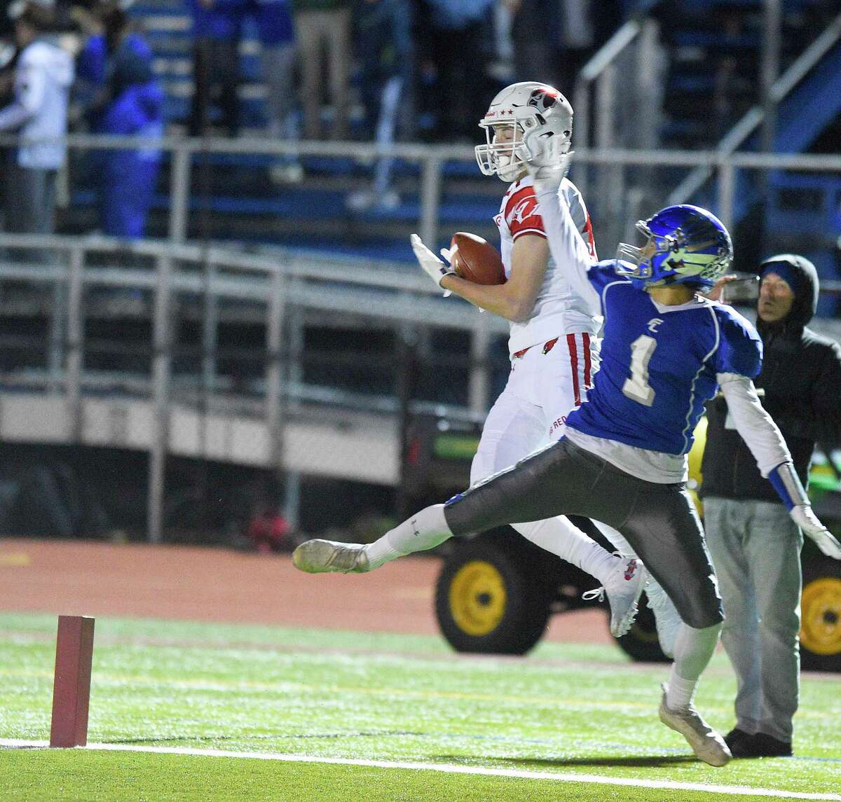 No. 4 Greenwich cruises past Ludlowe