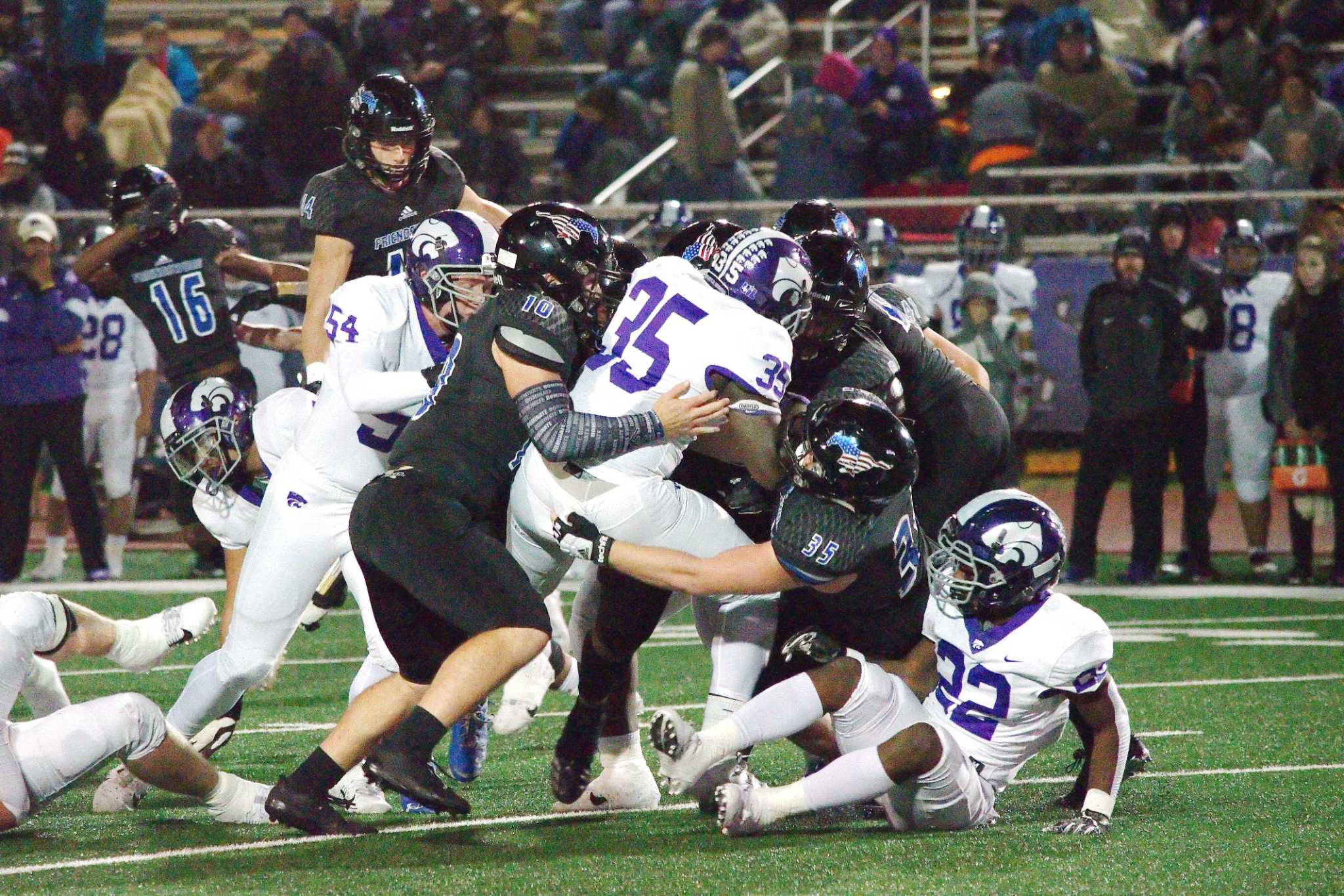 Football: Angleton scores late to defeat Friendswood, 36-35