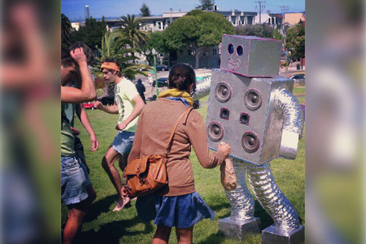 That dancing robot in San Francisco's Dolores Park earns $70 an hour ...