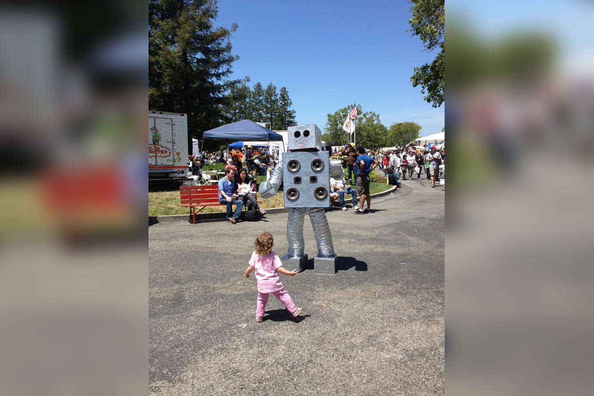That dancing robot in San Francisco's Dolores Park earns $70 an hour ...