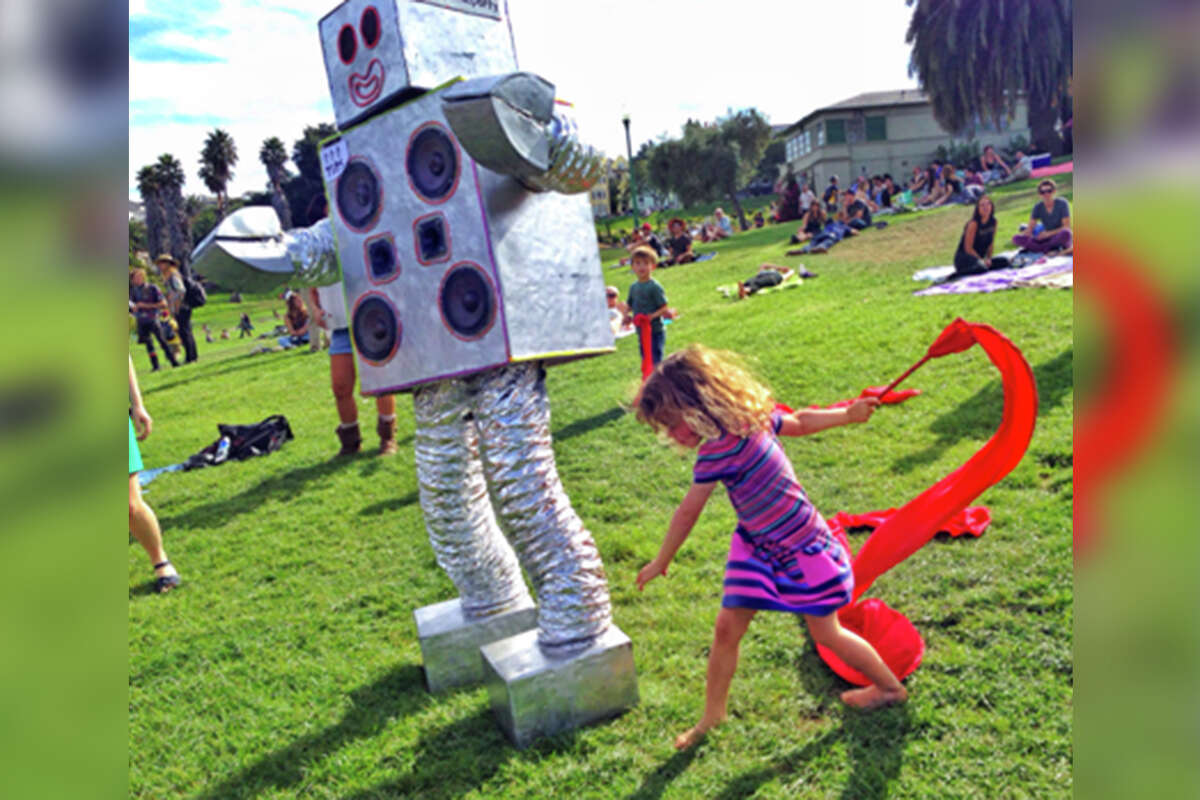 That dancing robot in San Francisco's Dolores Park earns $70 an hour ...