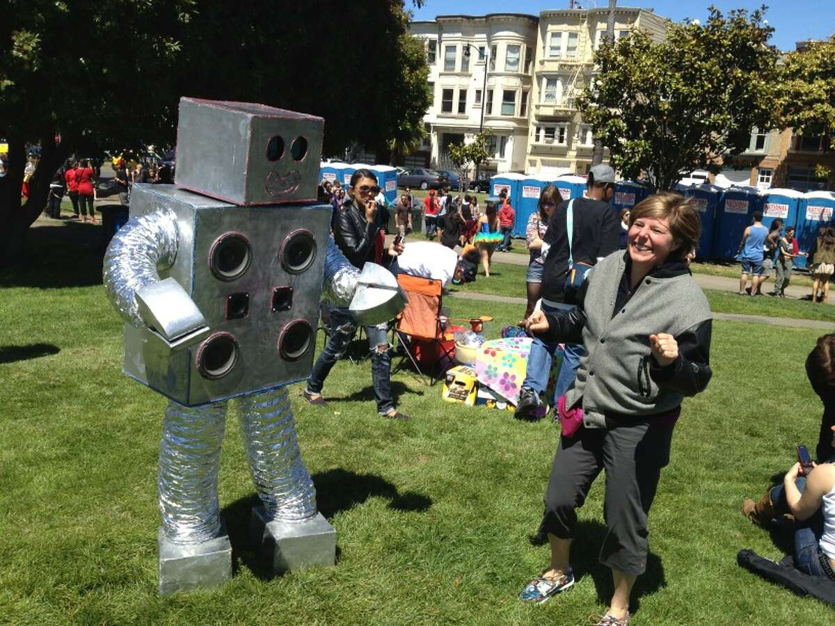 That dancing robot in San Francisco's Dolores Park earns $70 an hour ...