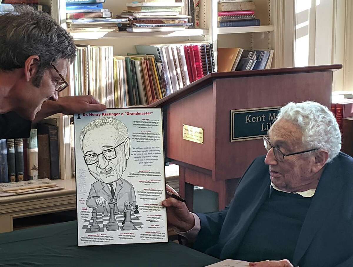 Kissinger visits Kent, receives caricature from artist