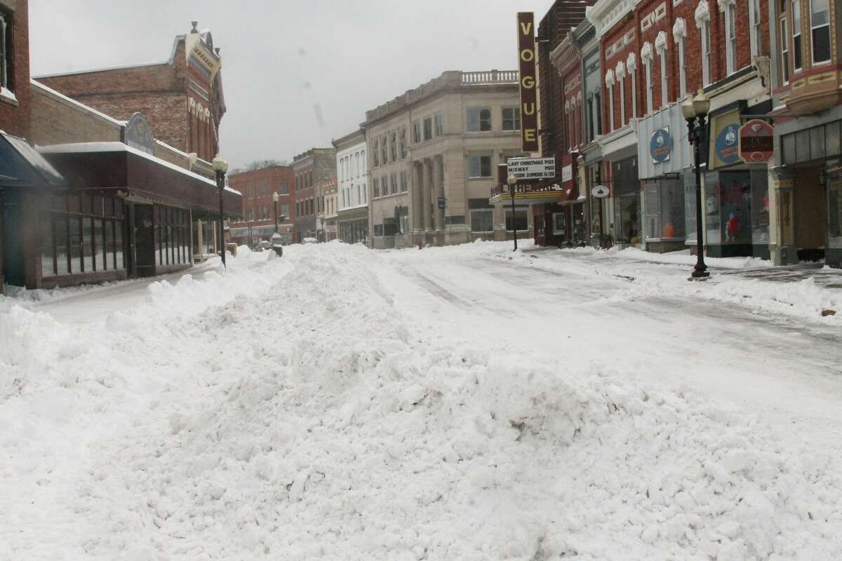 Snowstorm blasts northern Michigan communities