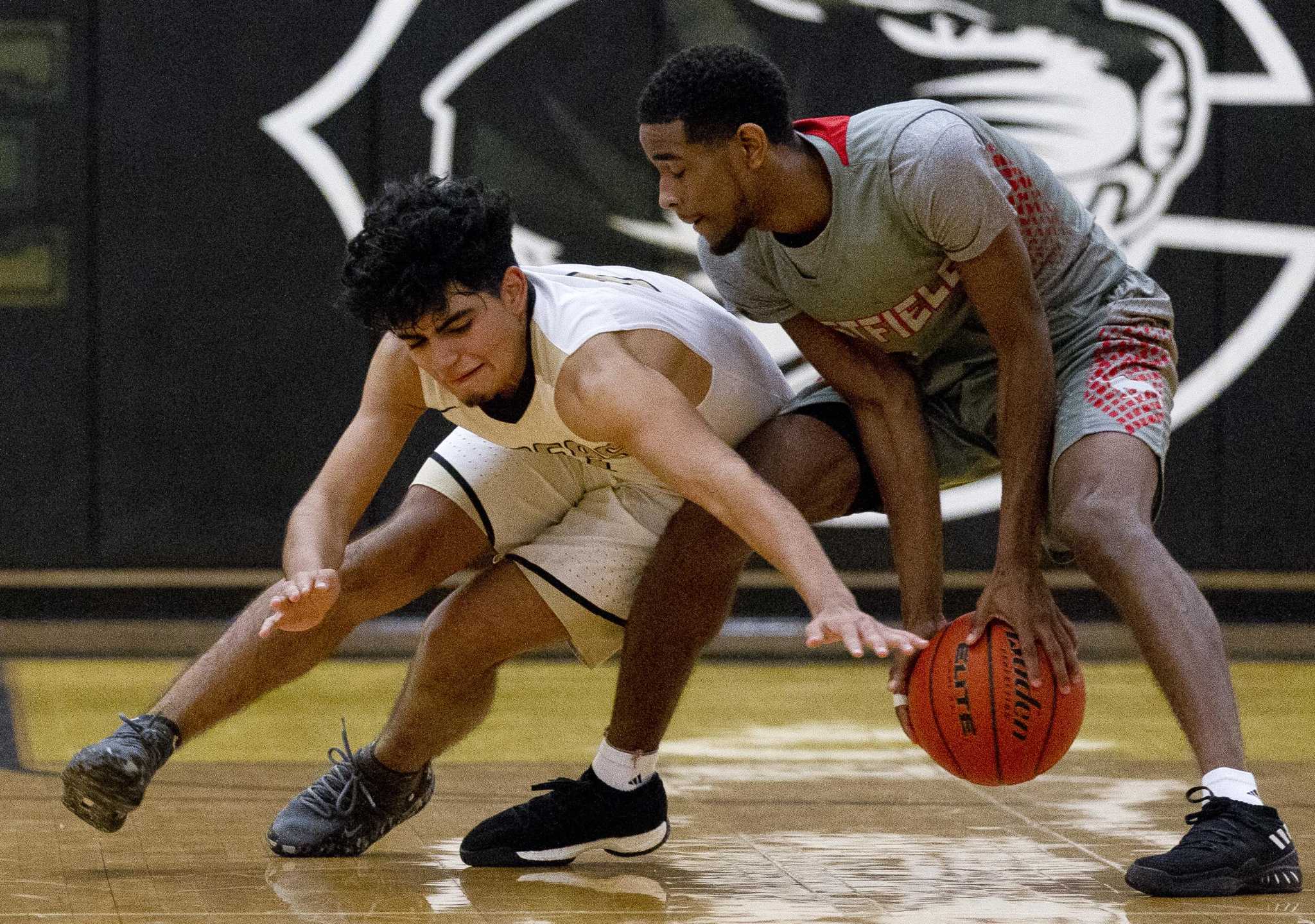 BOYS HOOPS: Sanchez returns as leader of the Conroe Tigers
