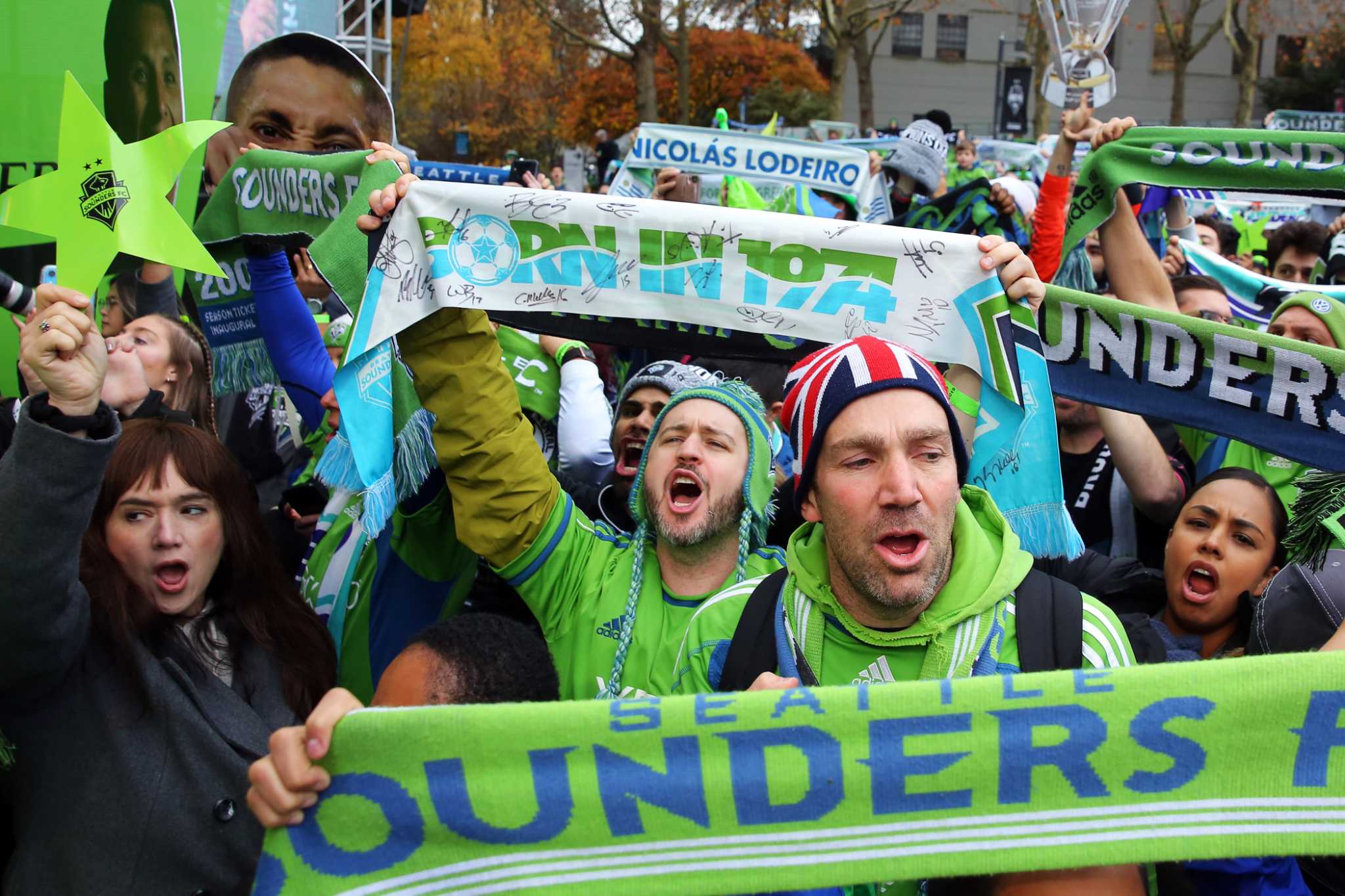Scarves up! Thousands gather in downtown Seattle to celebrate Sounders ...