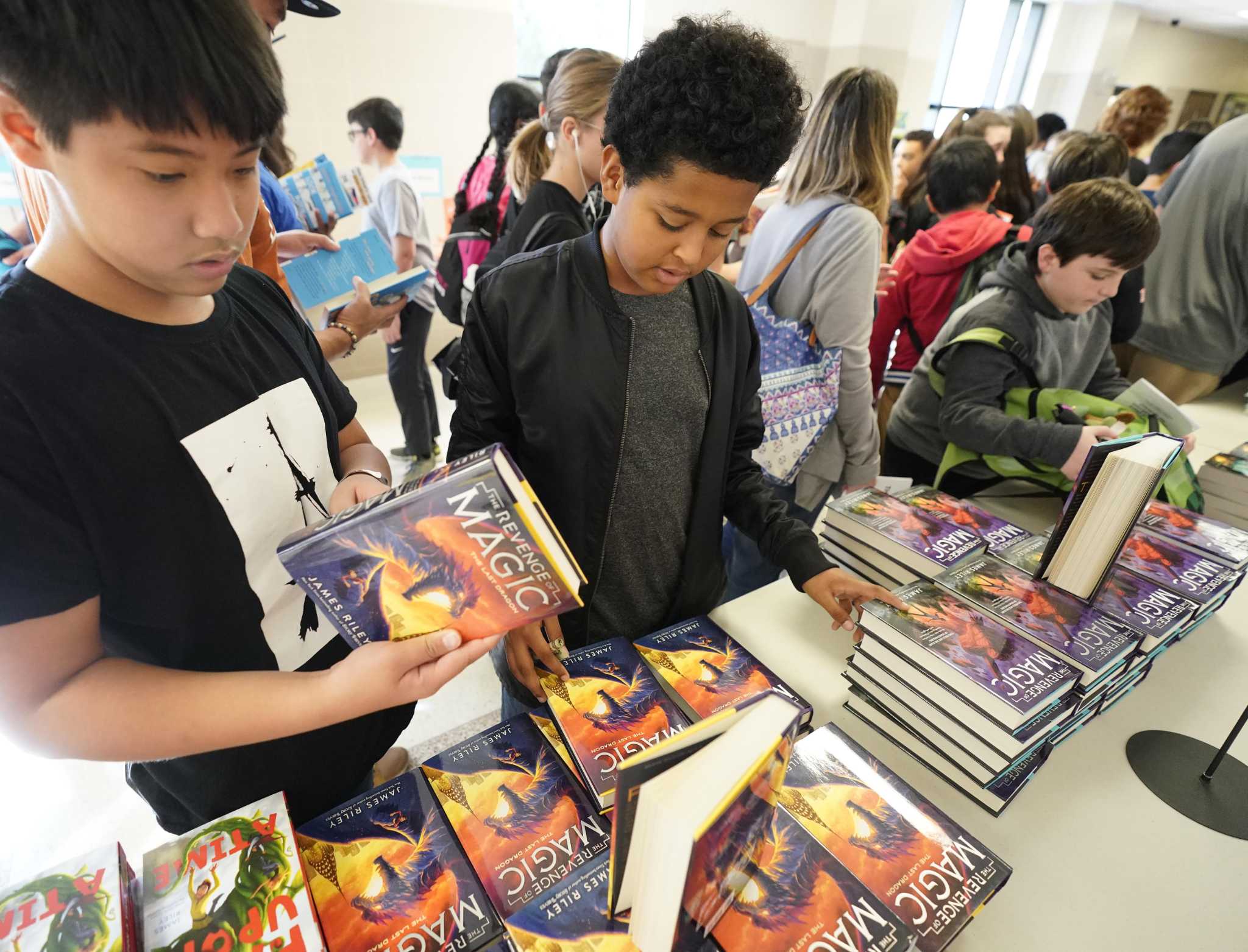 ‘It saddens me’: Thousands of HISD students never check out books from ...