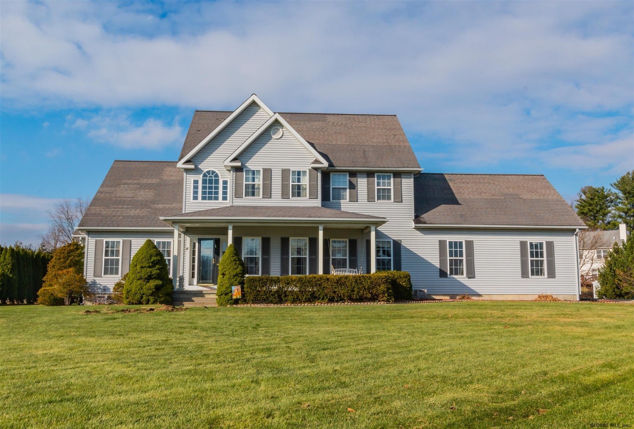 Photos: 4 houses recently listed on the market