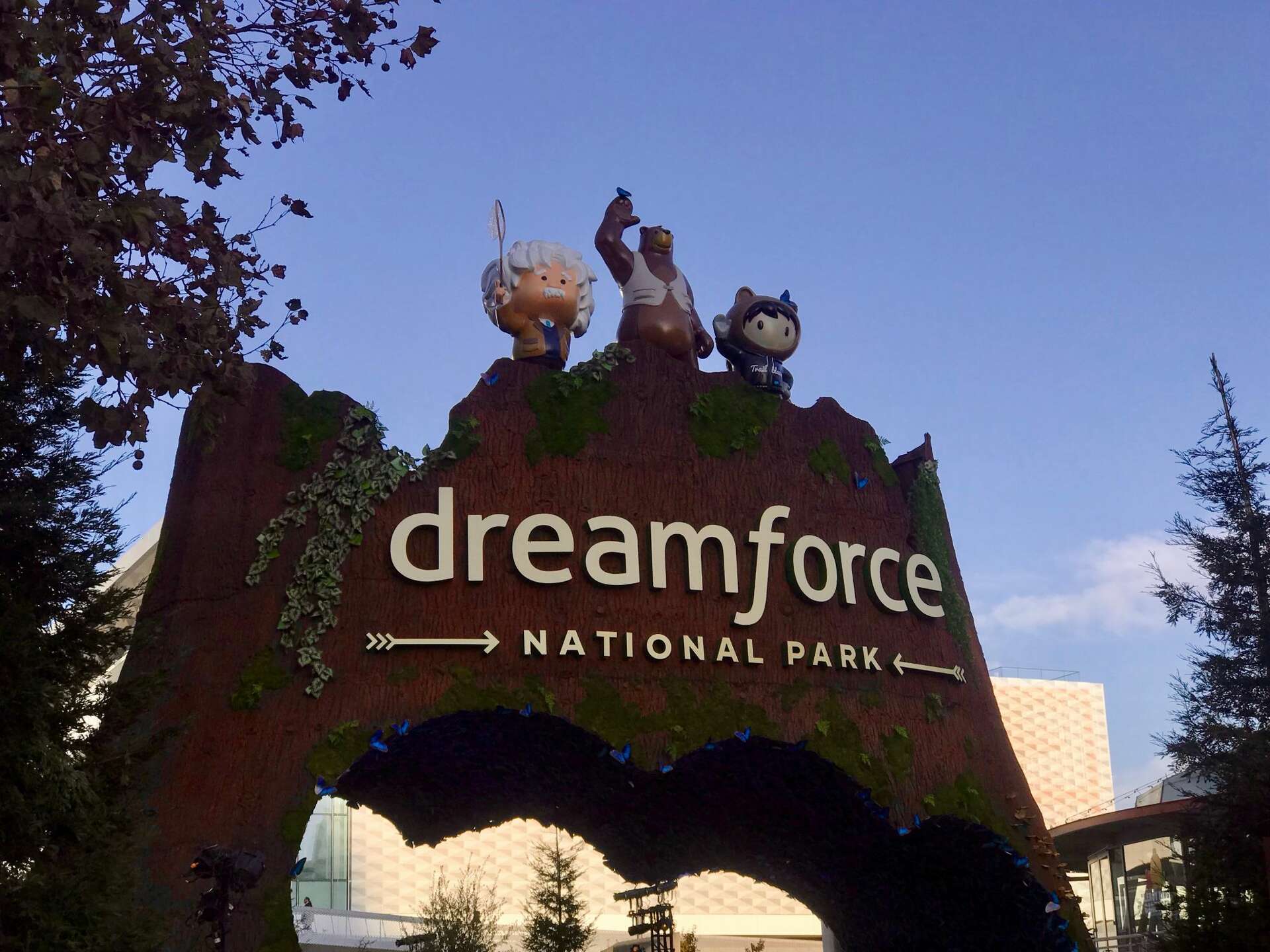 Dreamforce 2022: I tried to dress head-to-toe in free swag
