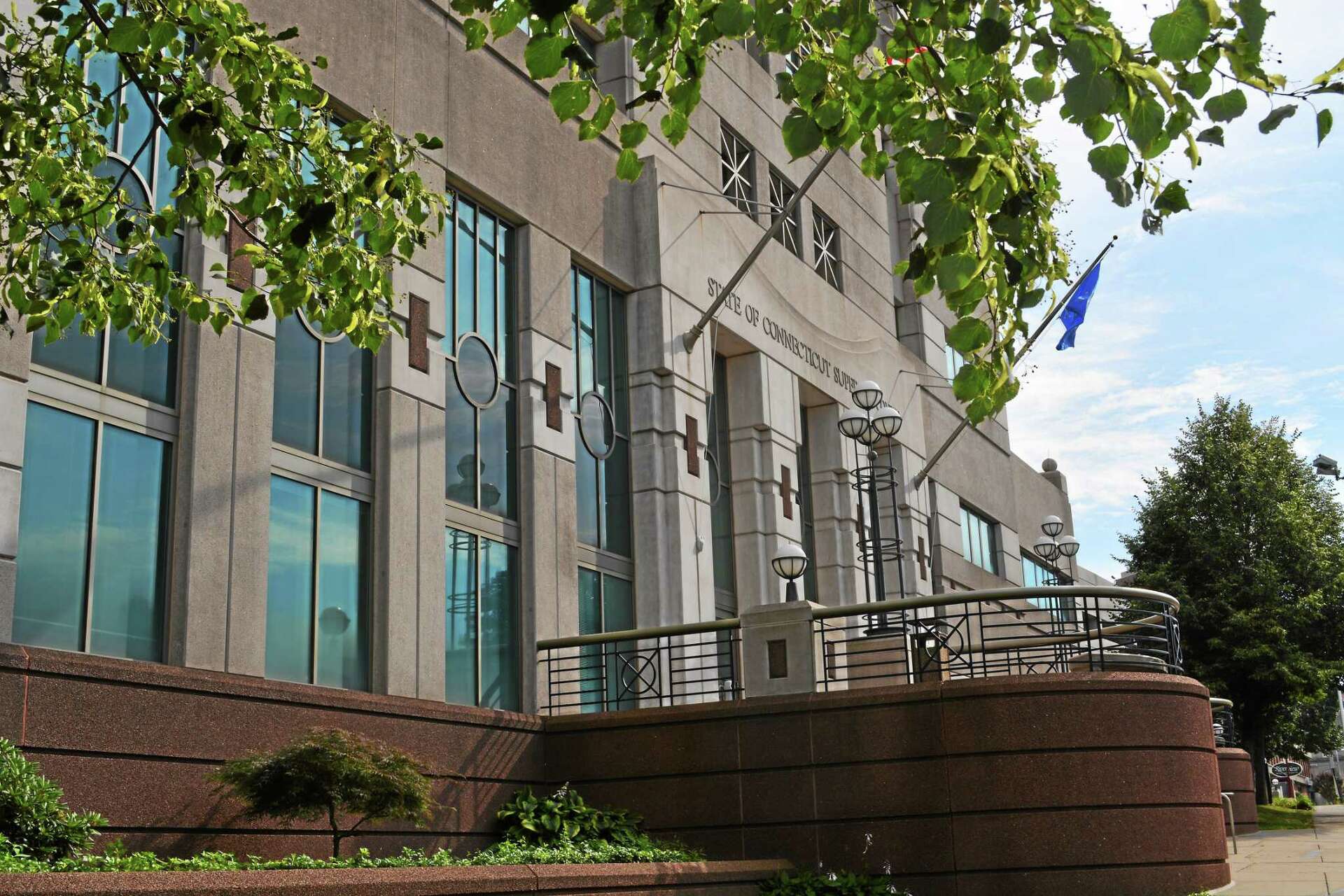 Judge: East Lyme police chief suspended after arrest can return home