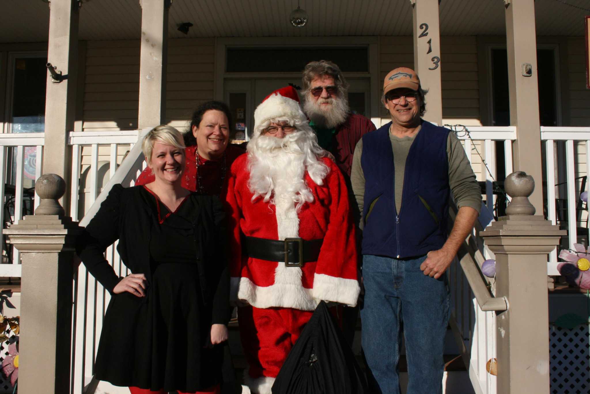 Molten Java Coffeehouse in Bethel hosts ‘Children of Christmas’ sing-along