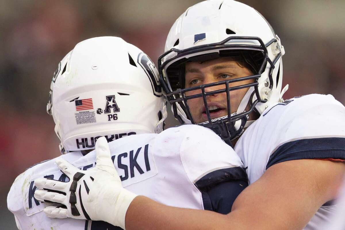 Temple cruises past UConn