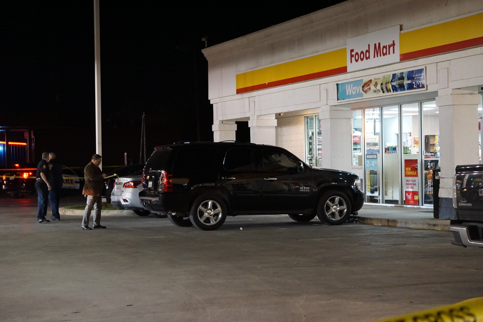 Suspect in alleged robbery attempt at gas station killed by customer