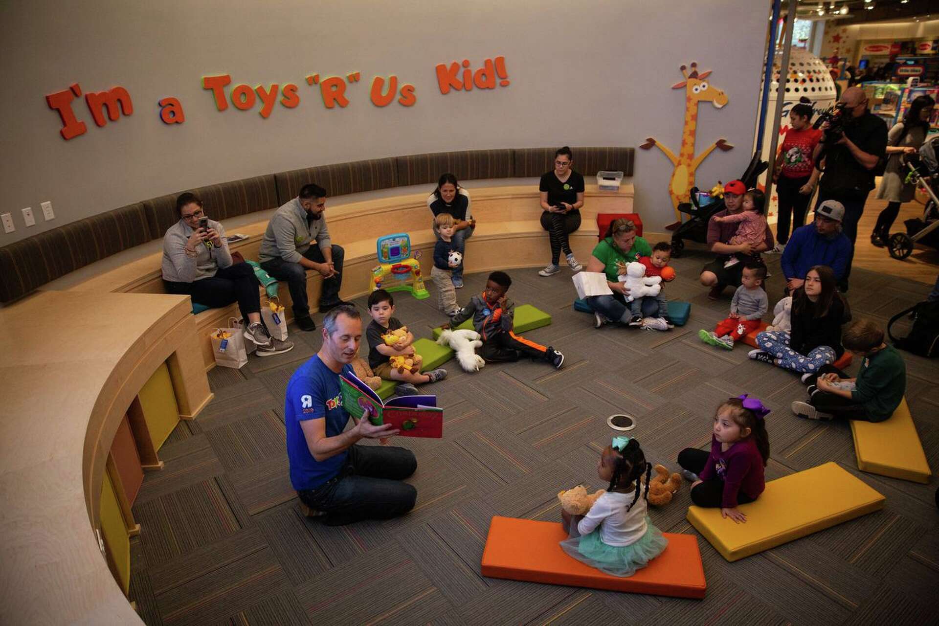 Toys R Us opens in Houston with more than 200 people in line