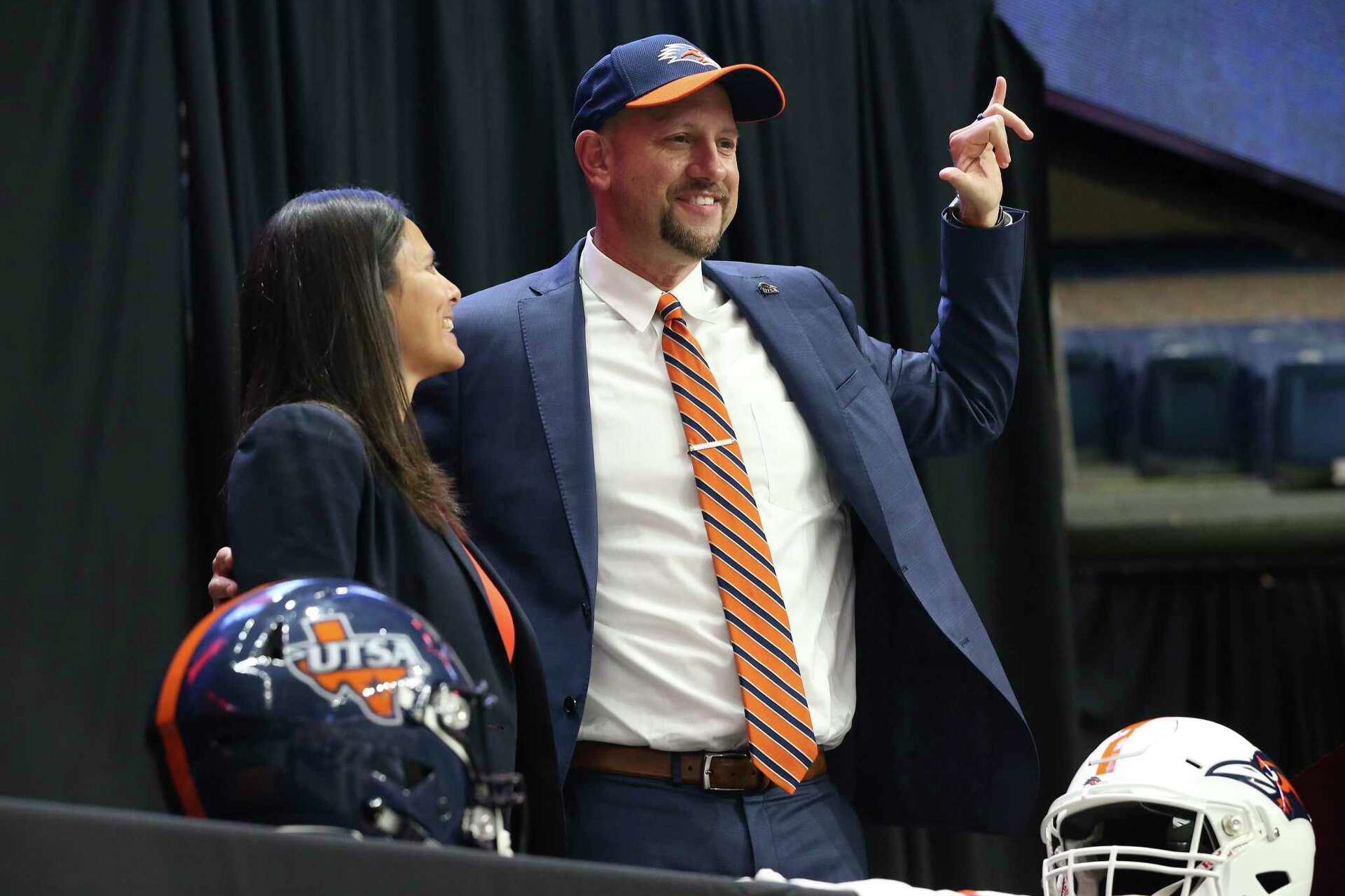 UTSA Coach Traylor signs 10-year contract