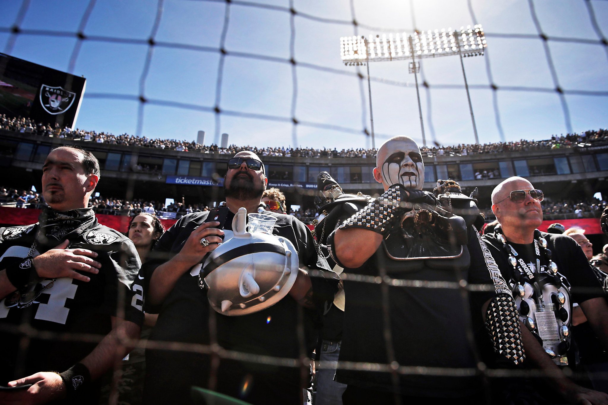 Oakland Raiders fans prepare to bid farewell, again - SFChronicle.com