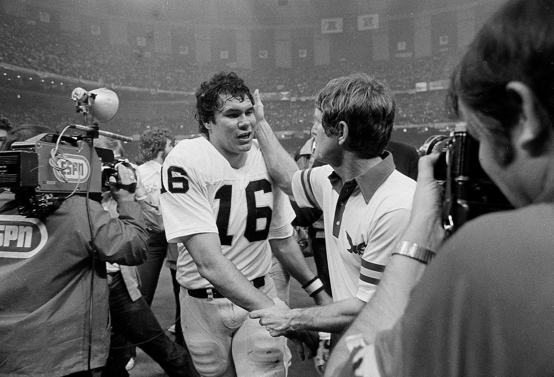 Raiders’ finale in Oakland punctuates emotional journey for team and fans