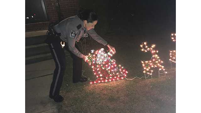 Police officer replaces homeowner's Christmas decorations after ... Police officer replaces homeowner's Christmas decorations after ...