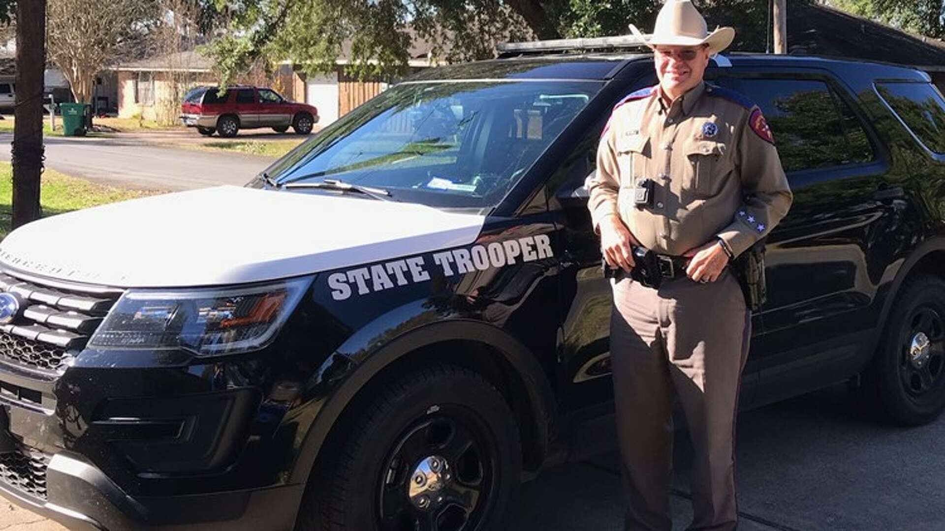 Texas DPS trooper prays with grief-stricken family, photo goes viral