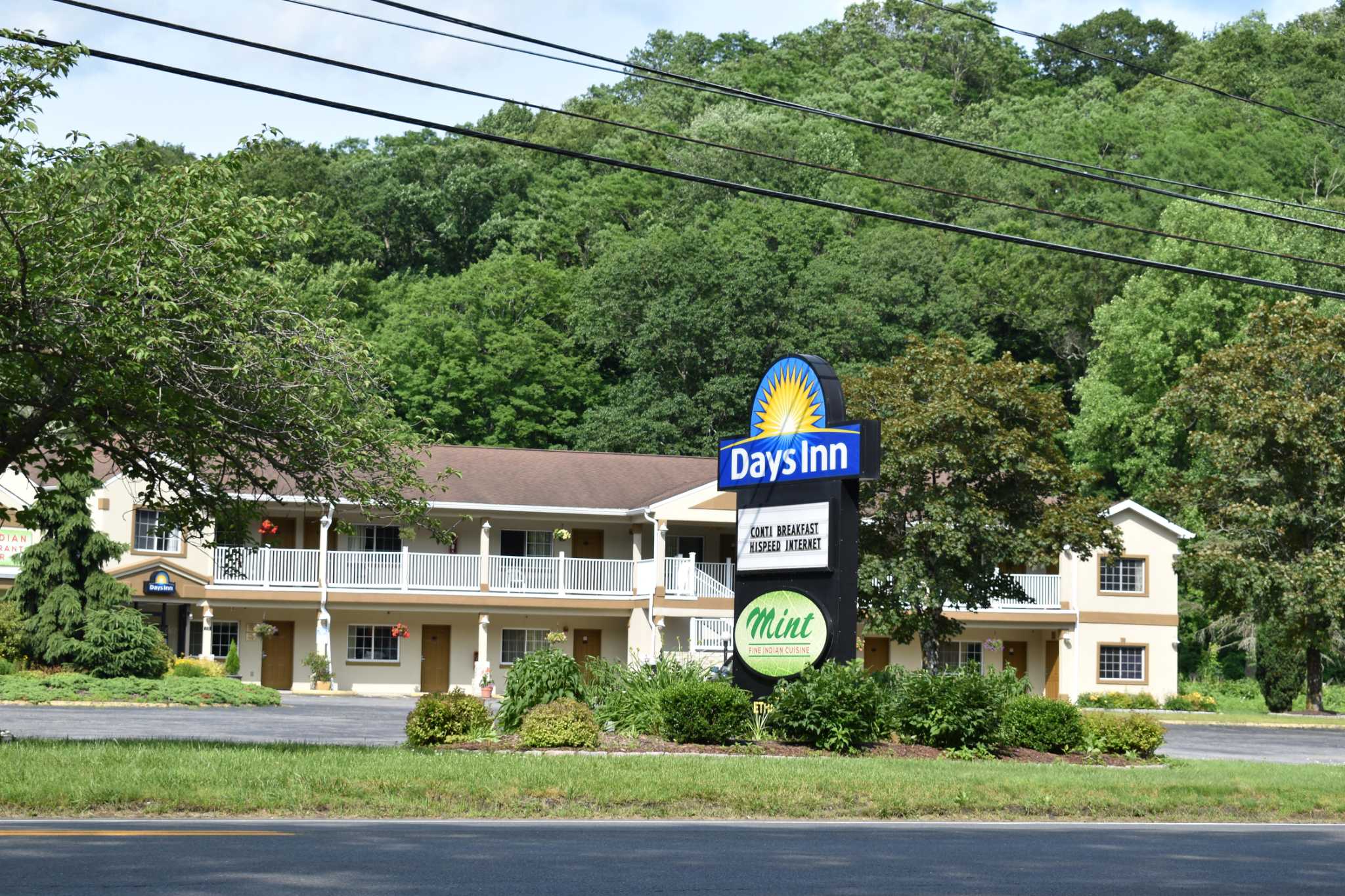 Police: Woman assaulted, robbed at Ridgefield Days Inn