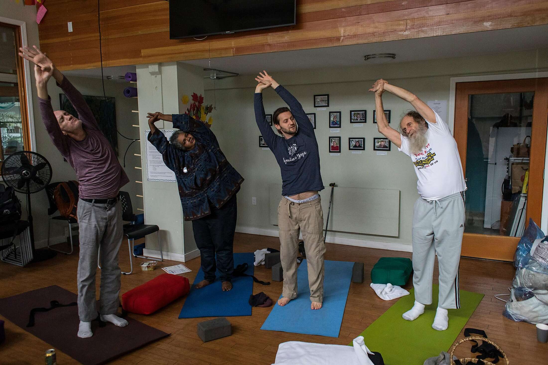 Yoga, meditation and quiet: Homeless people in the Tenderloin flock to ...